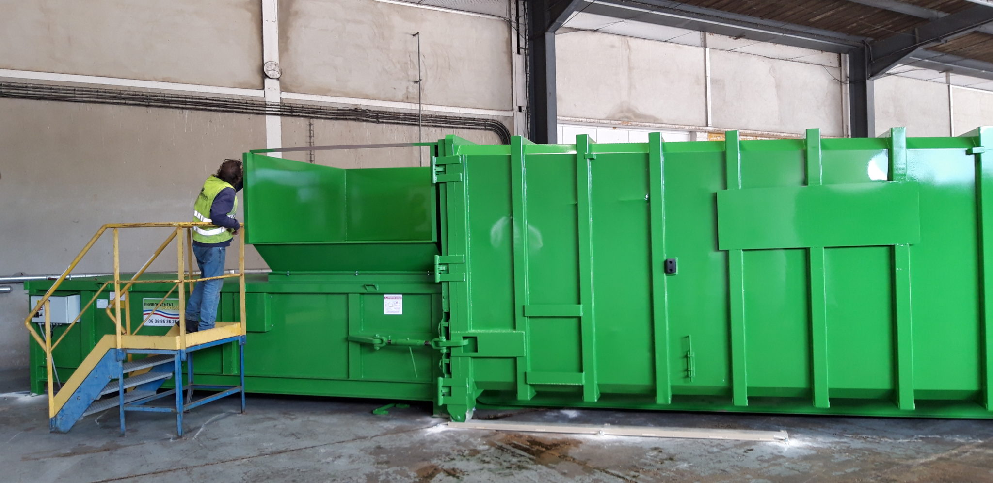 COMPACTEUR POSTE FIXE pour TRAITEMENT CARTONS