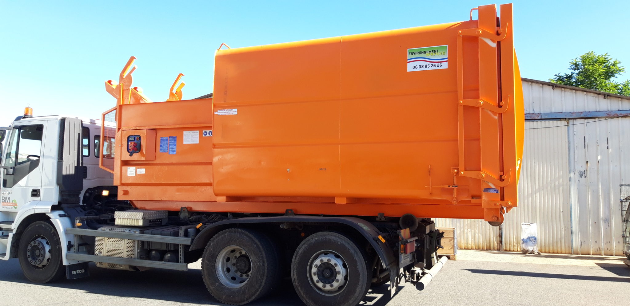 Compacteur MONOBLOC pour CARTONS avec BASCULEUR intégré